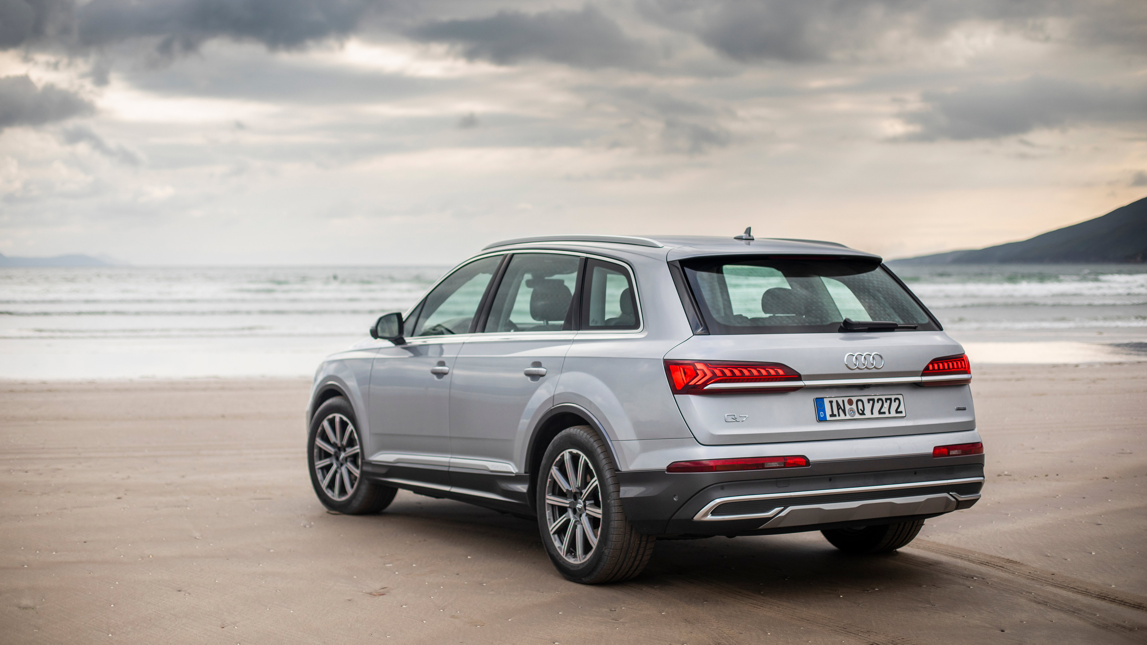 Silver And White Audi Q7