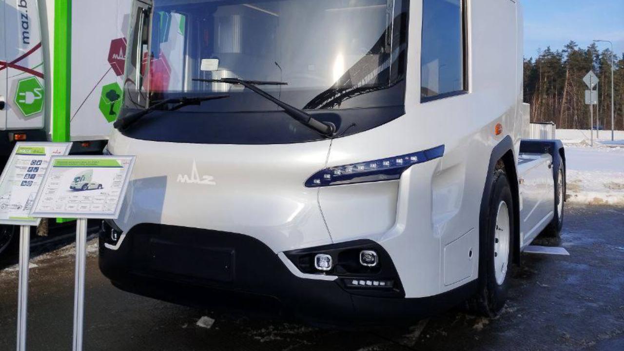 МАЗ показал «космический» седельный тягач нового поколения: Новости - Quto.ru